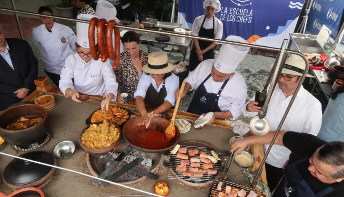 Una escuela de cocina en Guayaquil le abre espacio al horno manabita