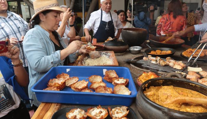 Una escuela de cocina en Guayaquil le abre espacio al horno manabita