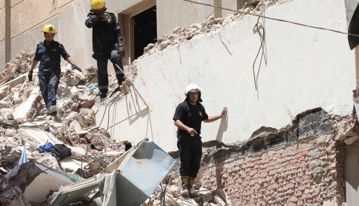 En Egipto hallan cinco muertos por el derrumbe de un edificio de 14 plantas