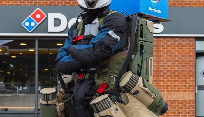 Domino's muestra su delivery de pizzas usando un jetpack