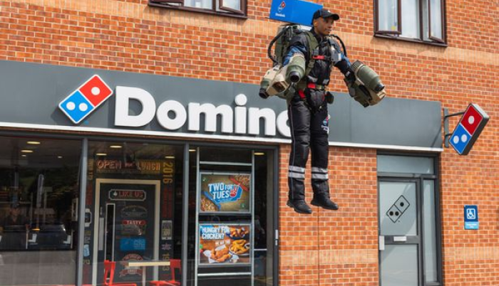 Domino's muestra su delivery de pizzas usando un jetpack