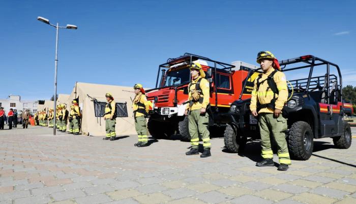 Los bomberos de Quito reciben equipos para enfrentar la época seca