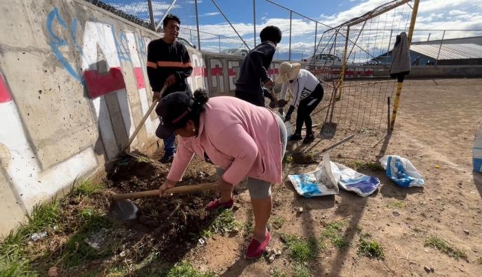 En un barrio de Quito hacen mingas para recuperar una cancha