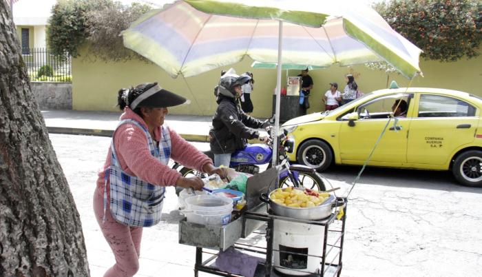 Quito: Las veredas y las calles tienen ‘precio’ en el barrio Solanda