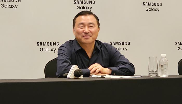 TM Roh: "Queremos que pierdan el miedo a los teléfonos plegables"