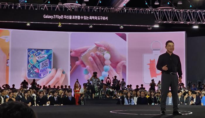 TM Roh: "Queremos que pierdan el miedo a los teléfonos plegables"
