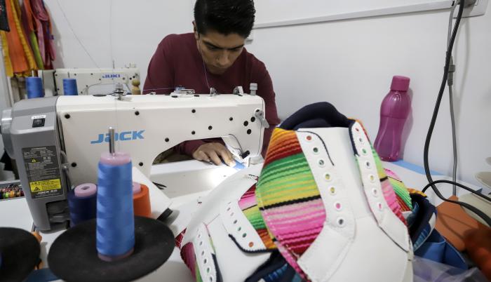 México: Un textilero crea calzado con diseños artesanales emblemáticos ...