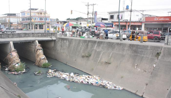 Guayaquil: Una zanja con basura causa molestias a las familias de Mucho Lote 1