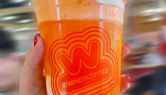 Wienerschnitzel llega a Ecuador con sabor a éxito y un toque de sabor local