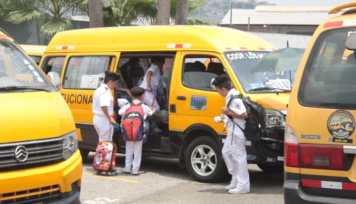 Las ‘vacunas’ arremeten contra los choferes de expresos escolares