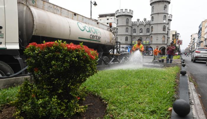 Hasta 344.000 litros de agua se usan cada día para regar zonas verdes ...