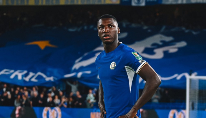 Moisés Caicedo supera a Pervis Estupiñán en la Copa de la Liga