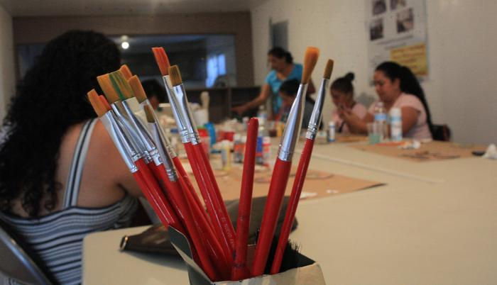 ONG enseñan a migrantes en frontera de México a elaborar artesanías ...