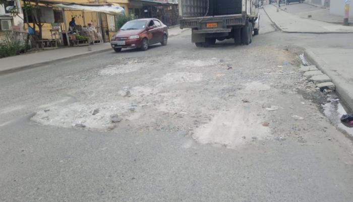 A la espera de atención, los baches se multiplican en la avenida Casuarina