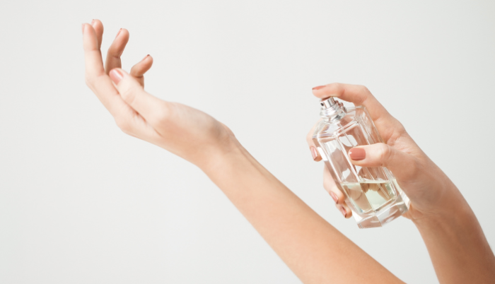 ¿Cómo se debe aplicar un perfume para que dure todo el día?