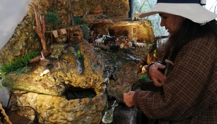 Las familias cuencanas y la tradición de los pesebres navideños