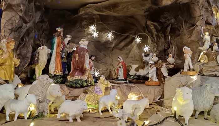 Las familias cuencanas y la tradición de los pesebres navideños