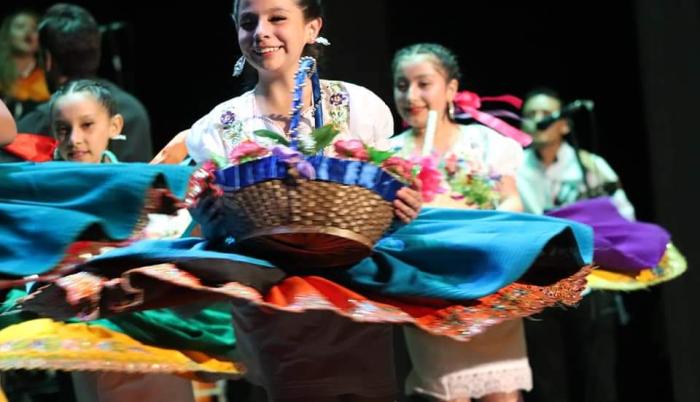 Niños reviven las tradiciones culturales a través de la danza popular