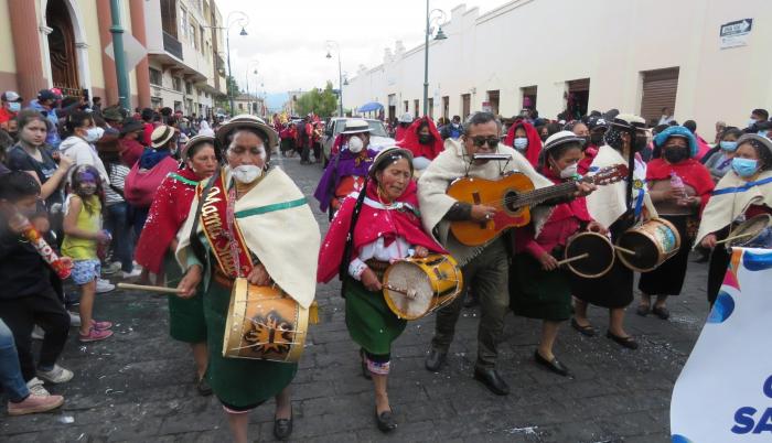 La tradición de las coplas del Carnaval se vive en Riobamba