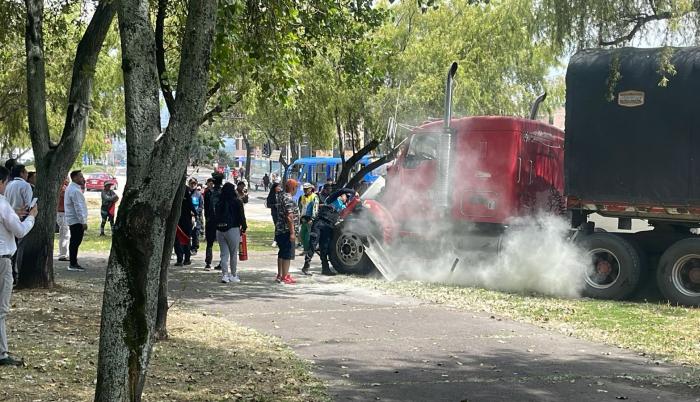 Persona fallece en choque de tráiler contra taxis y buses en Quicentro Sur