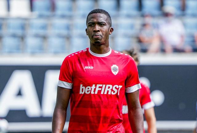 William Pacho, titular en el triunfo del Royal Antwerp
