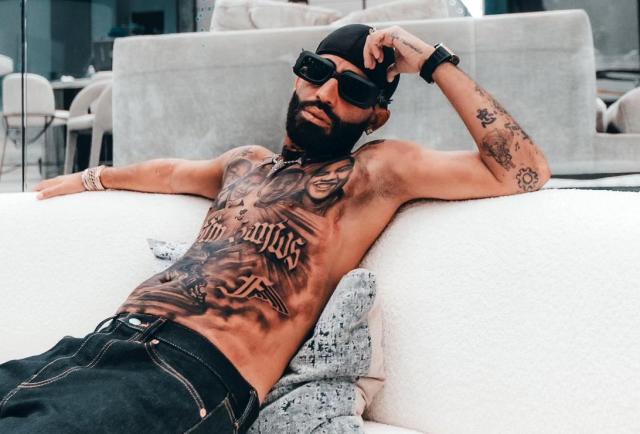 Arcángel lanza su nuevo álbum 'Sr. Santos' en homenaje a su difunto hermano