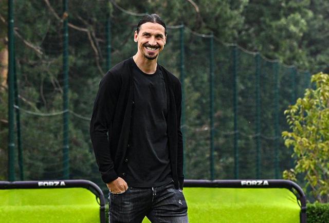 Ibra visita el entrenamiento del Milan para apoyar al equipo