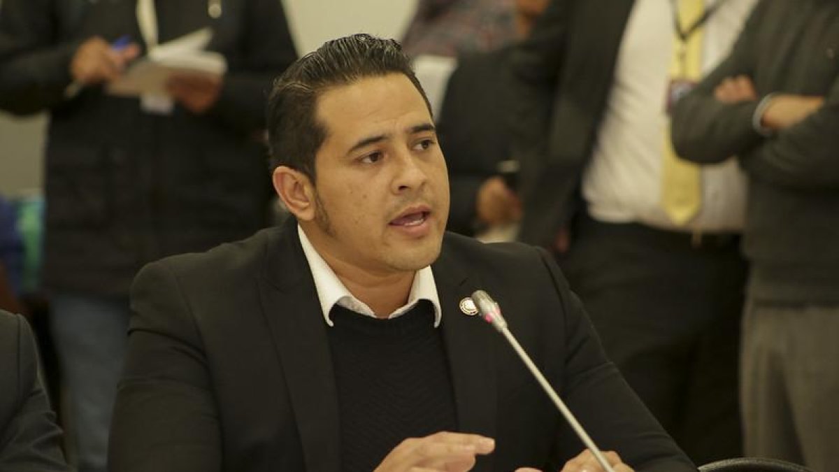 Exesposa de Ronny Aleaga y su hijo dejaron el Consulado de Ecuador en ...