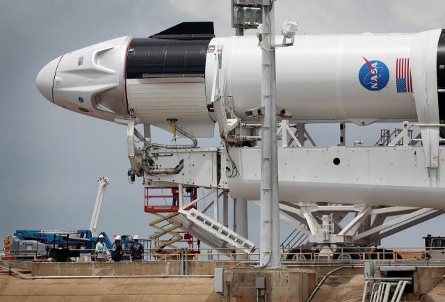 Se cierra la escotilla de la cápsula de SpaceX y el cohete está listo ...