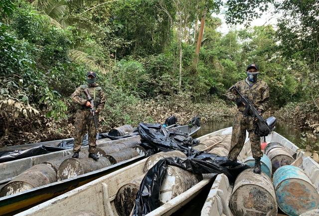 Militares ubican material líquido que se usa para fabricar un potente ...