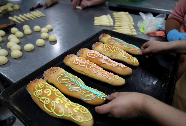 Colada morada y guaguas de pan, manjares de los pueblos andinos