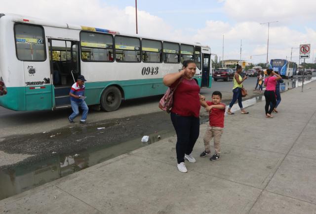 Tomar el bus, una tarea compleja en La Aurora
