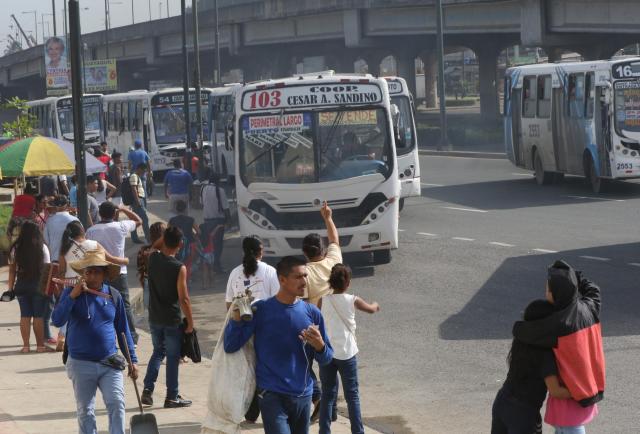Las paradas de buses en la Perimetral son tierra de nadie