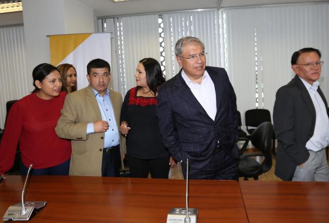 Tres comisiones al garete