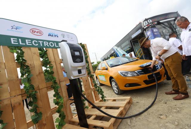 Como funcionan las electrolineras