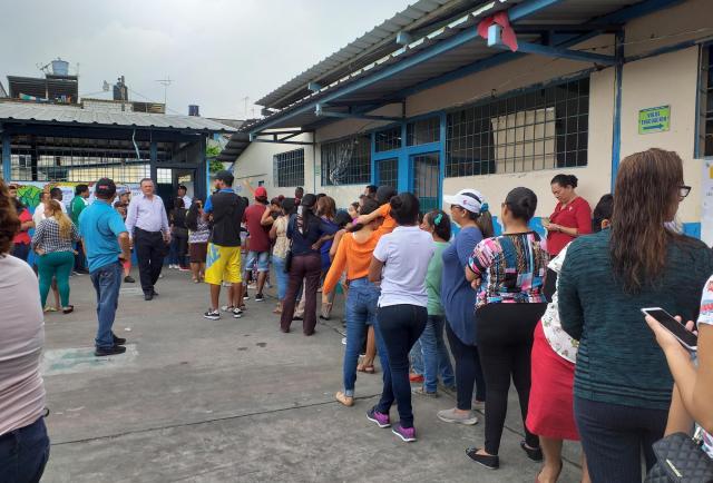Retrasos y aulas inundadas, entre los problemas para ejercer el voto en ...