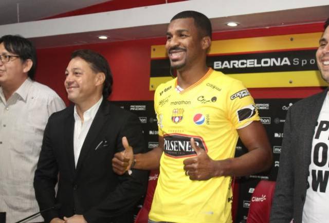Frickson Erazo se pone la camiseta amarilla