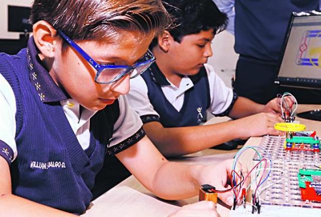 Robots y laboratorios virtuales para la generacion digital