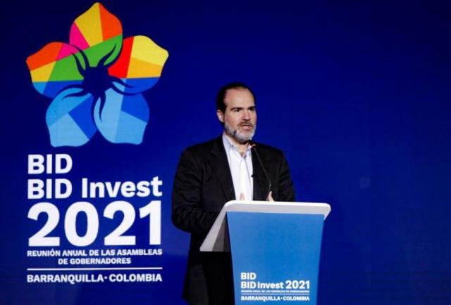 El BID dice a países de la región que es urgente subir impuestos