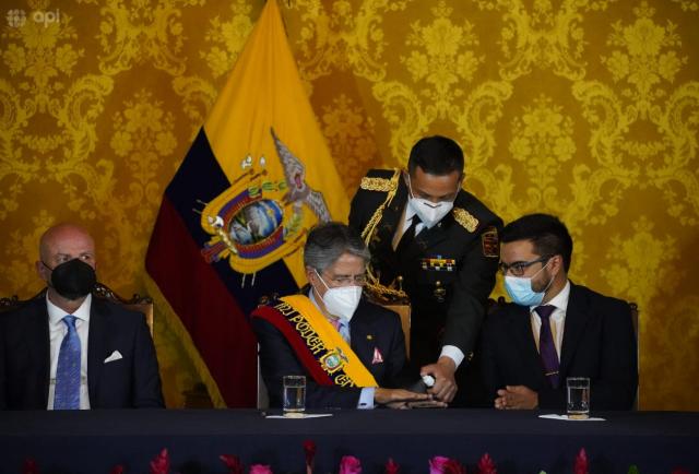 El presidente Guillermo Lasso posesiona a su nuevo gabinete y crea un Código de Ética