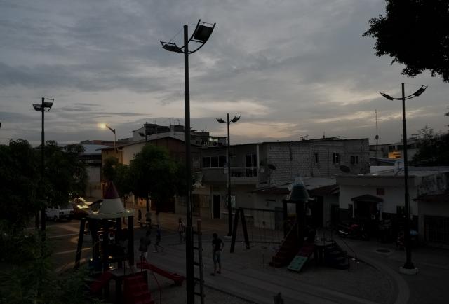 Un parque del barrio Garay vive un mes en penumbras