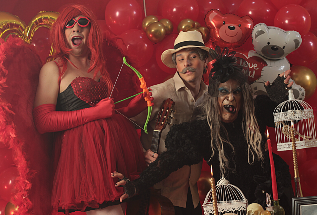 Cleotilde y Matilde quieren embrujarlo de amor