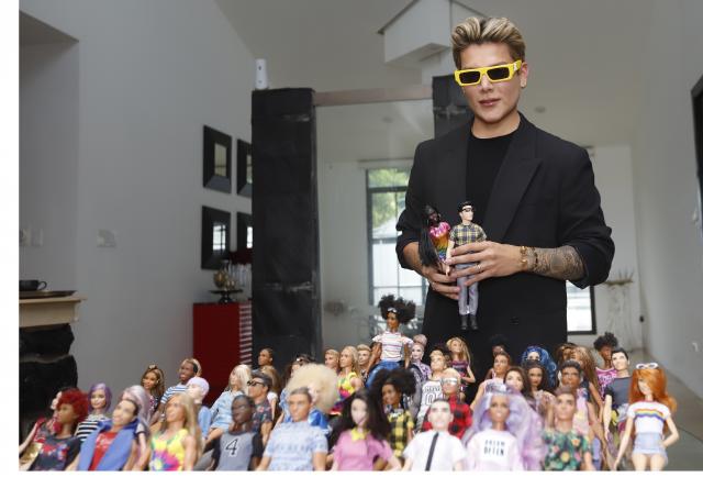 Bryan Bartolomé colecciona Barbies