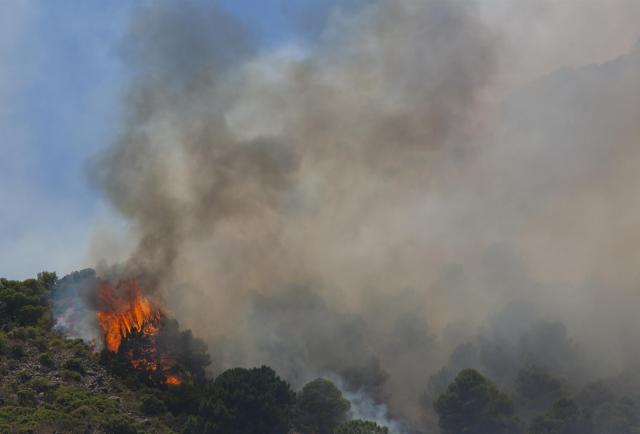 El fuego sigue arrasando miles de hectáreas con un calor extremo en España