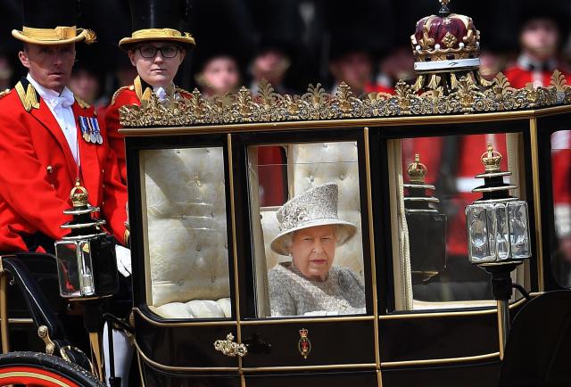 Isabel II y sus 42 vueltas completas al mundo