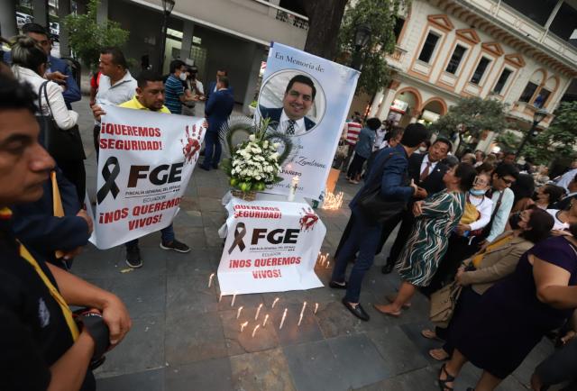 Compañeros del fiscal Édgar Escobar le rindieron homenaje con un plantón