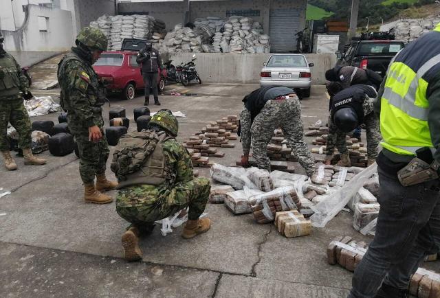 Los militares incautan 590 bloques de droga en Carchi