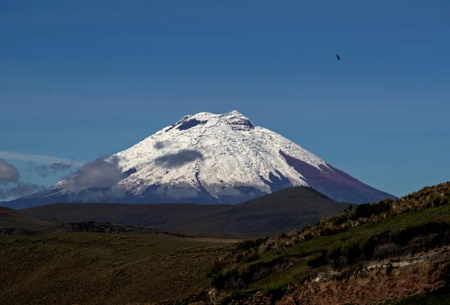 Lahares de lodo descienden del volcán Cotopaxi tras emitir vapor y ceniza