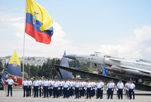 El presidente ofrece recuperar seis de 14 aeronaves de la FAE que están ...