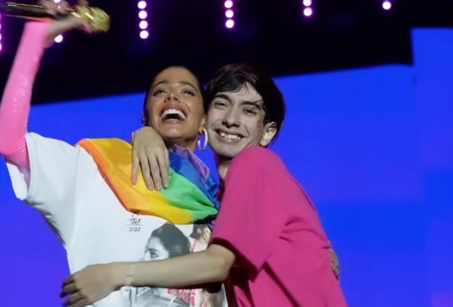 Tini Stoessel invita a bailar a fan al escenario y este se roba el show